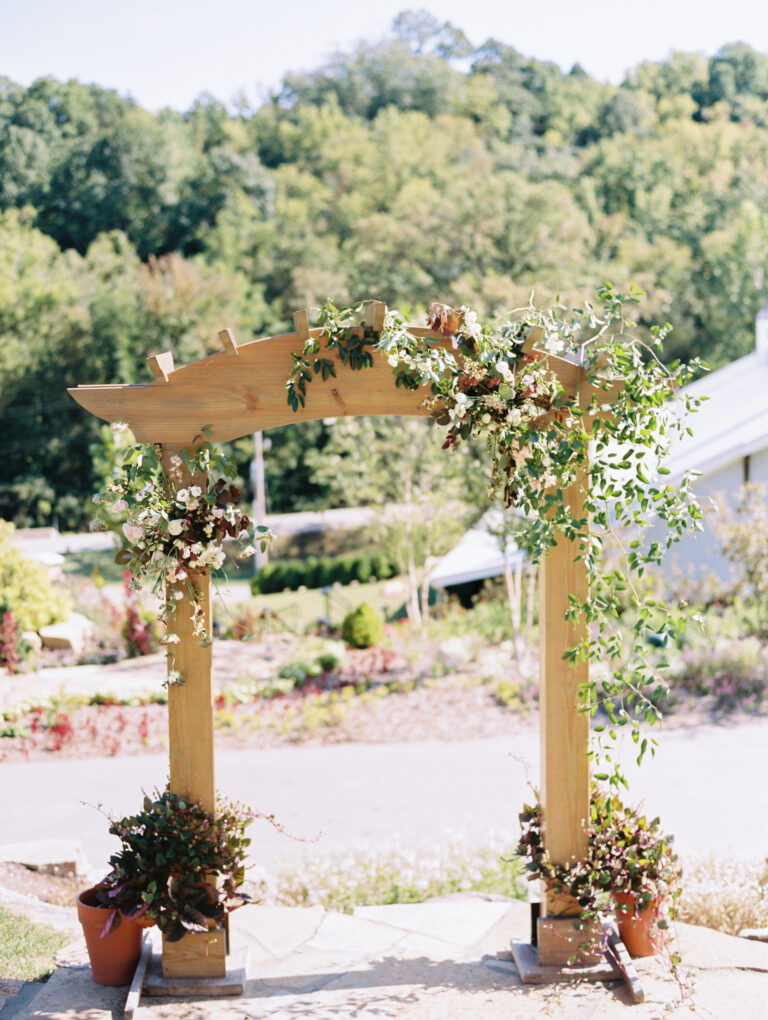 Wedding flower design: CEREMONY - Olive and Gene